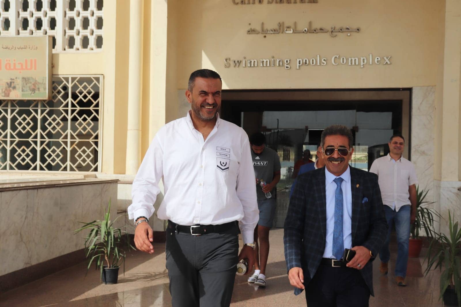 تتويج عاجل ا وصول بطل العالم فى الرماية عزمي محيلبة بسلامة الله الى